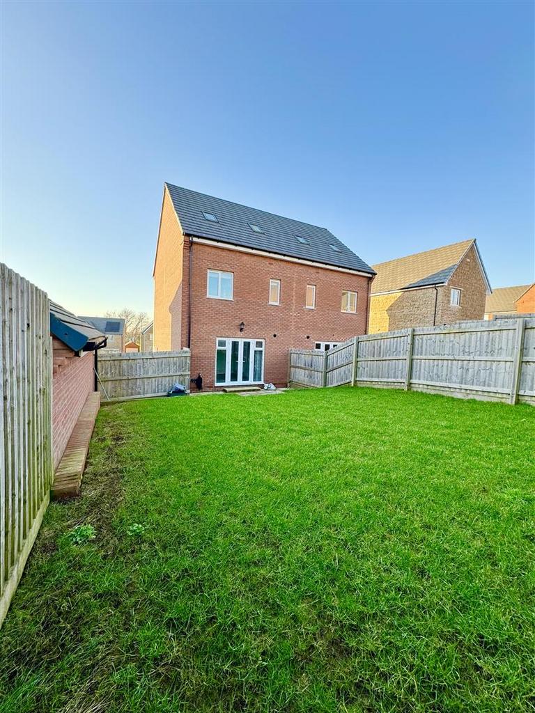 Kersleyland Field, Filham 3 bed semi-detached house - £1,400 pcm (£323 pw)