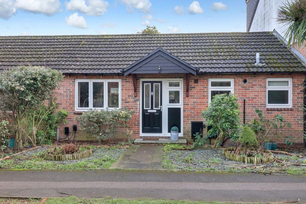 Kings Chase, East Molesey, KT8 2 bed terraced bungalow for sale - £550,000