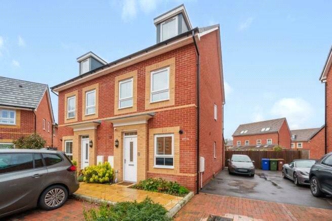 Cricket Field Grove, Crowthorne... 3 bed semi-detached house - £560,000