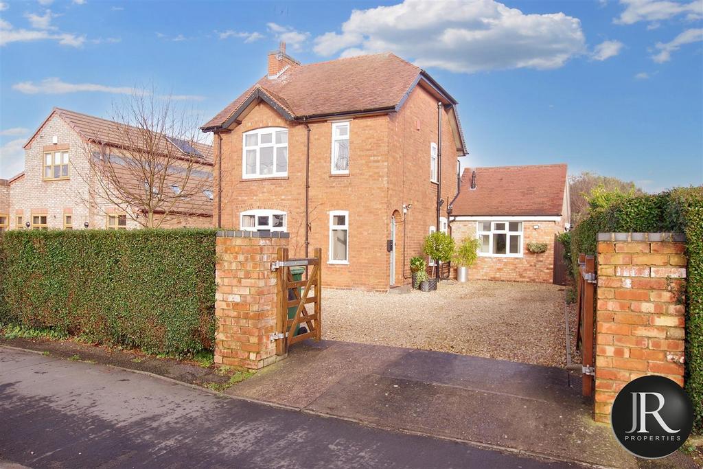 Fortescue Lane, Rugeley WS15 4 bed detached house - £499,950