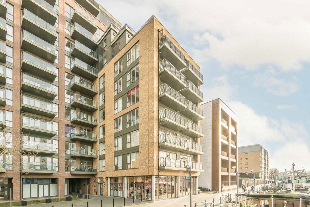 Turnberry Quay, London E14 3 bed flat - £3,497 pcm (£807 pw)