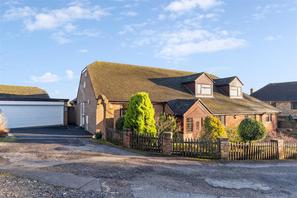 Knights Close, Great Brickhill... 4 bed detached house for sale - £ ...