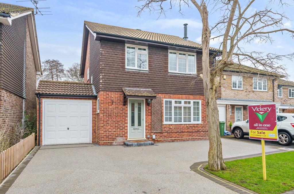 Henley Drive, Frimley Green... 4 bed detached house for sale - £600,000
