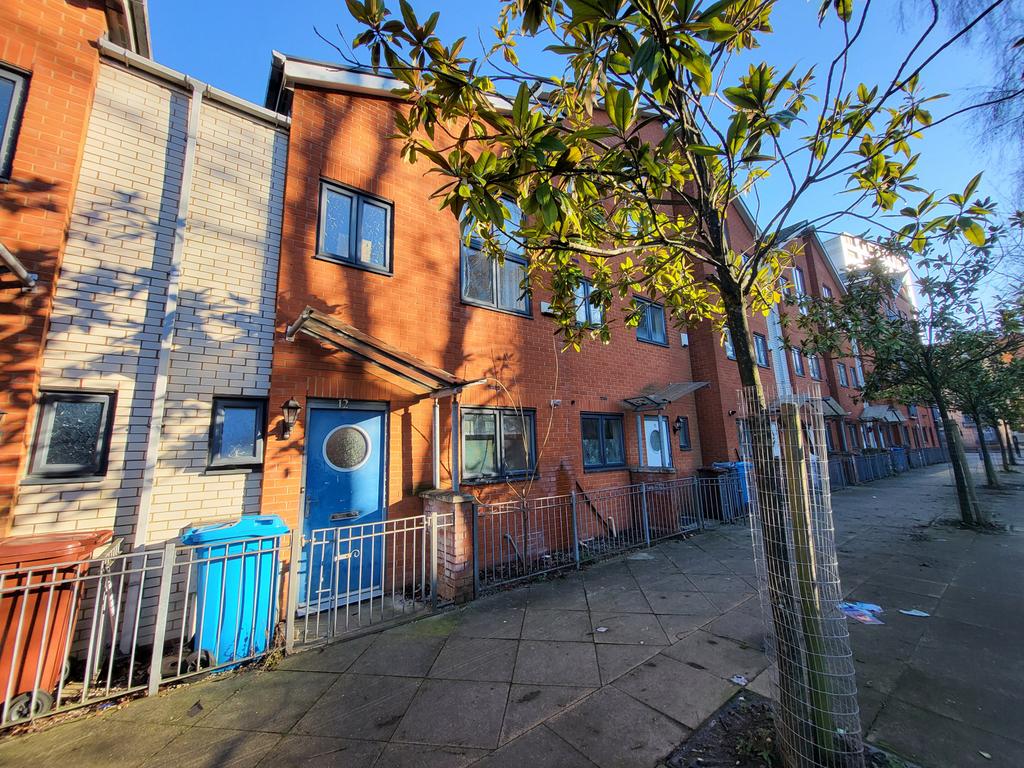 Newbold Walk, Hulme, Manchester, M15 6GP 3 bed terraced house - £1,300 ...
