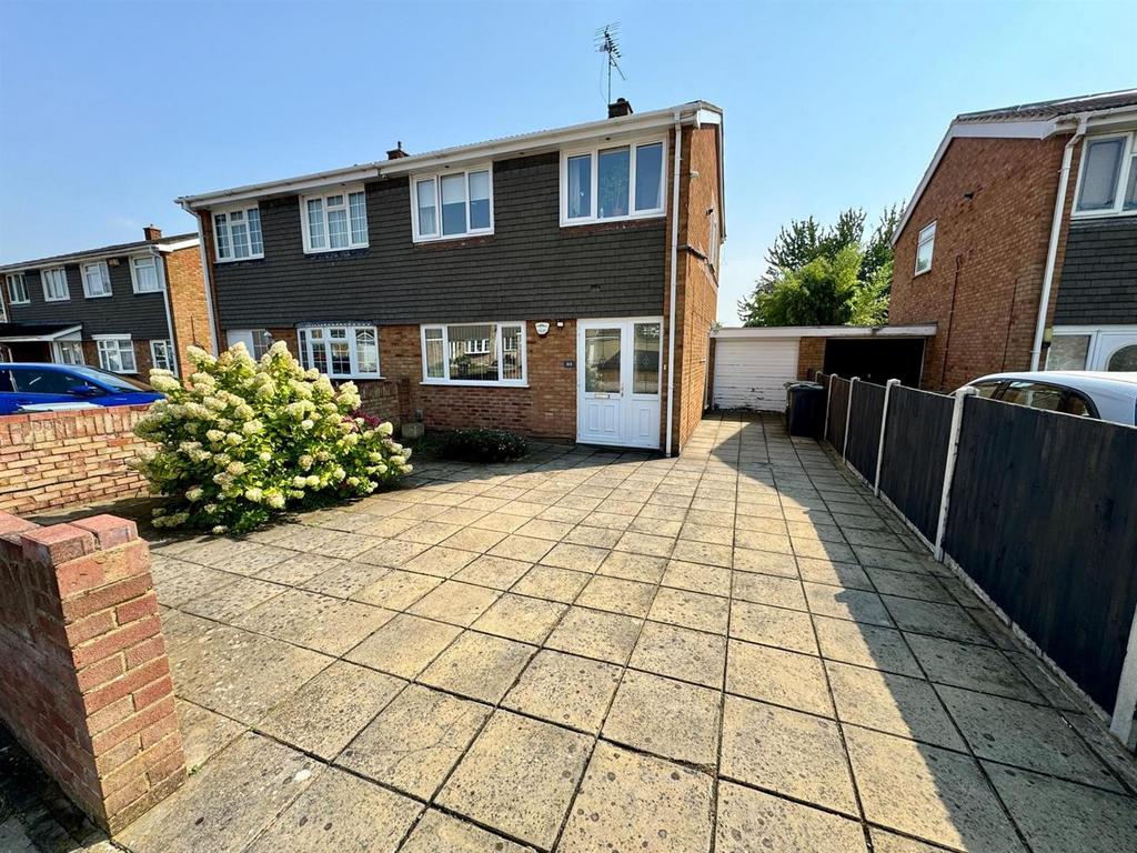 Benson Close, Luton, LU3 3QP 3 bed semi-detached house - £1,600 pcm (£ ...