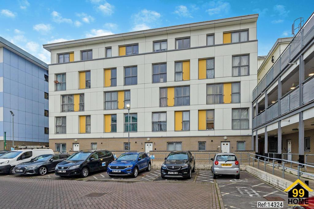 Edwin Court, Portsmouth, Hampshire, PO4 2 bed flat - £42,500