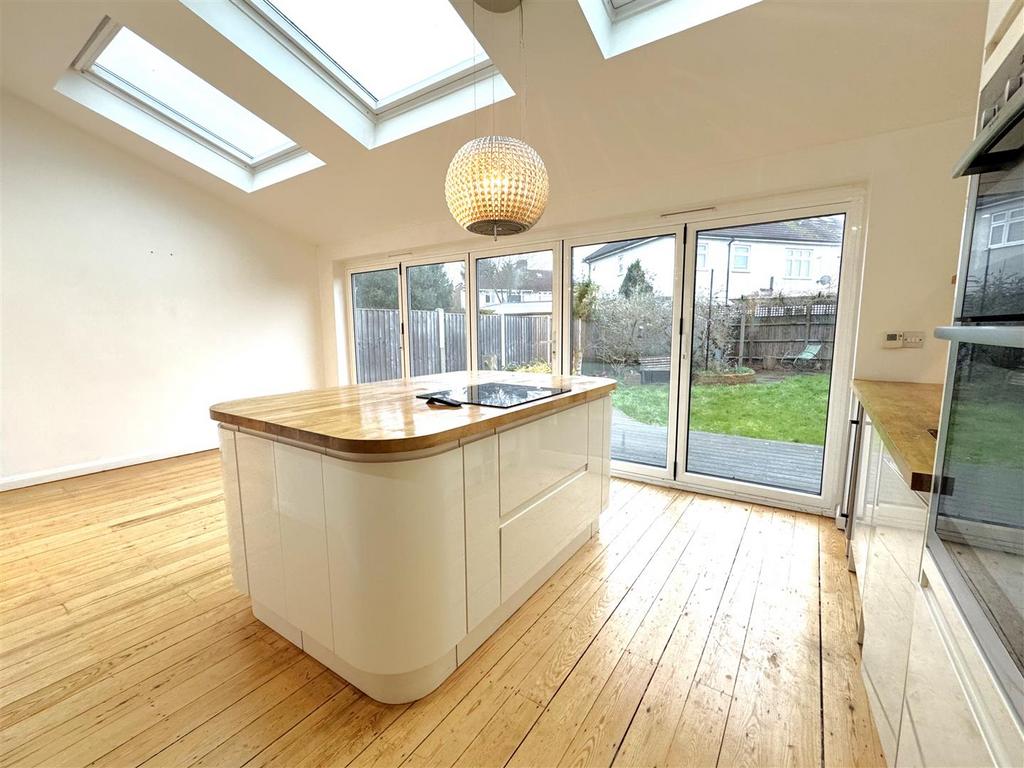Berkeley Avenue, Bexleyheath DA7 4 bed semi-detached house to rent - £ ...