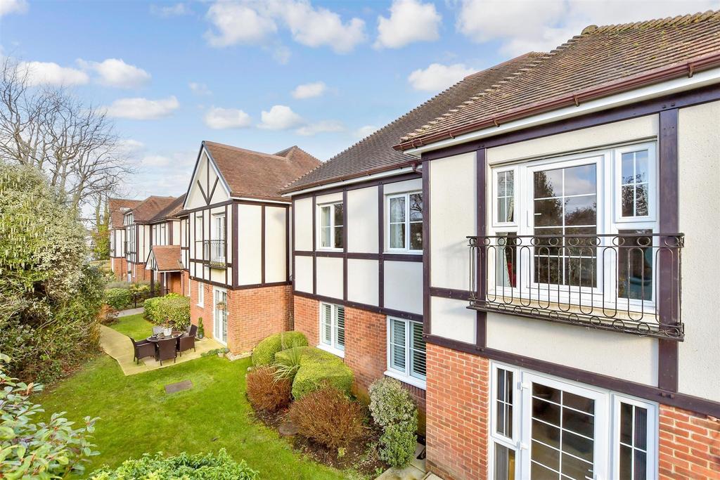 Bolters Lane, Banstead, Surrey 2 bed flat - £325,000
