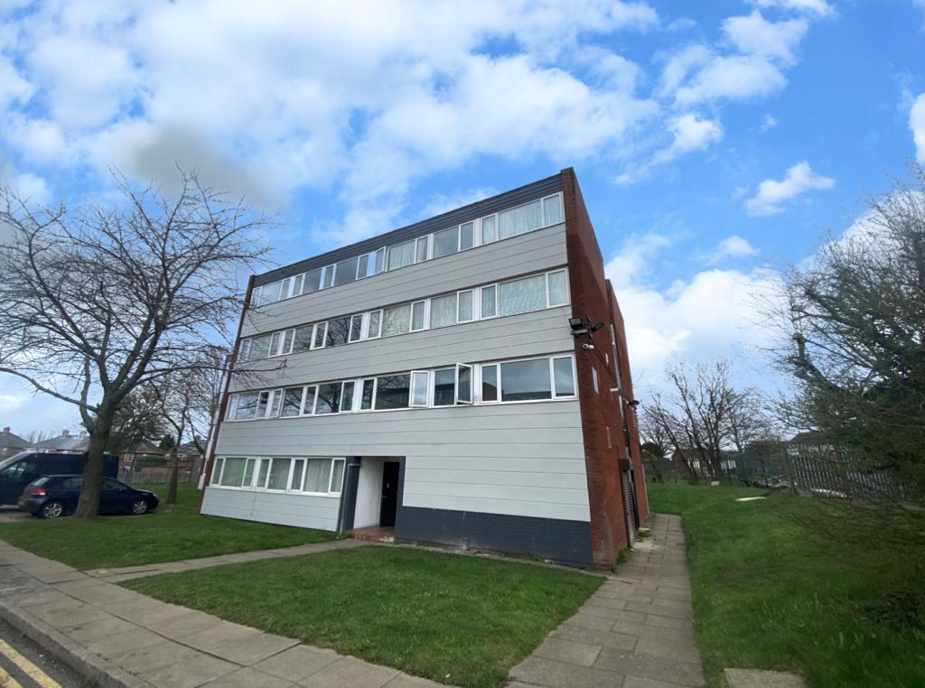 St Marks Road, Tipton, DY4 4 bed flat - £99,000