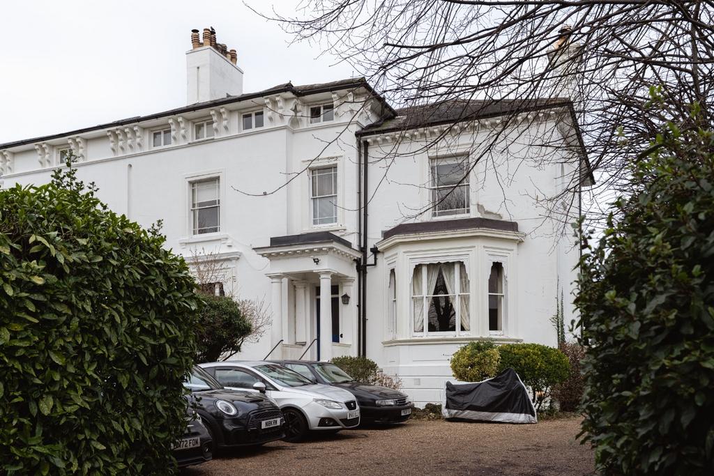 Wray Park Road, Reigate, Surrey, RH2 4 bed apartment - £550,000