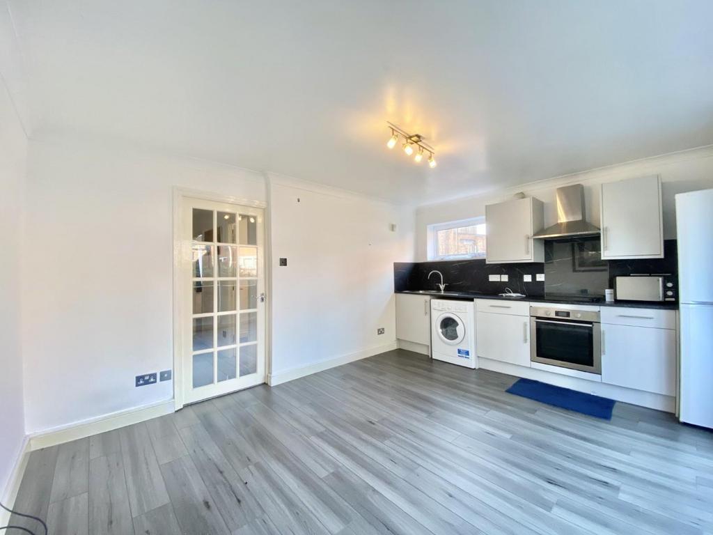 Cumbrian Way, Uxbridge, UB8 1XD 2 bed flat for sale - £279,950