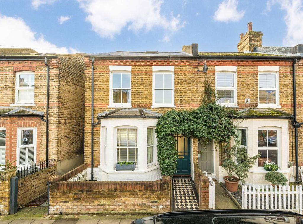 Mereway Road, Twickenham TW2 2 bed end of terrace house - £725,000