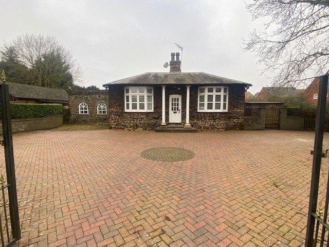 Wavendon House Drive, Wavendon... 4 bed house - £2,500 pcm (£577 pw)