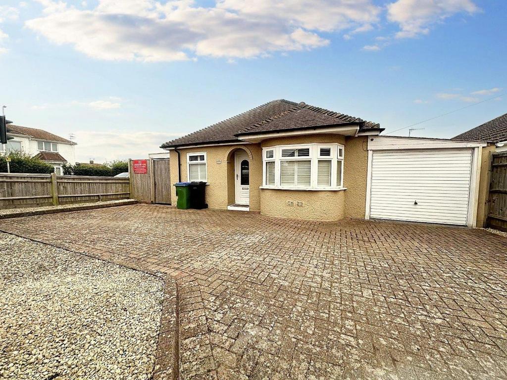 Arundel Road West, Peacehaven, BN10 7NX 2 bed detached bungalow - £330,000