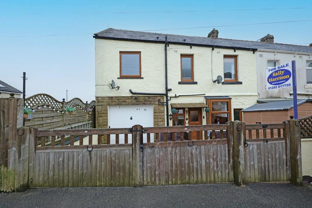 Dickens Avenue, Barnoldswick, BB18 3 bed end of terrace house - £239,950