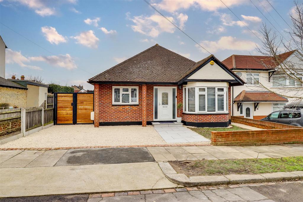 Holyrood Drive, Westcliff-On-Sea SS0 3 bed detached bungalow for sale ...