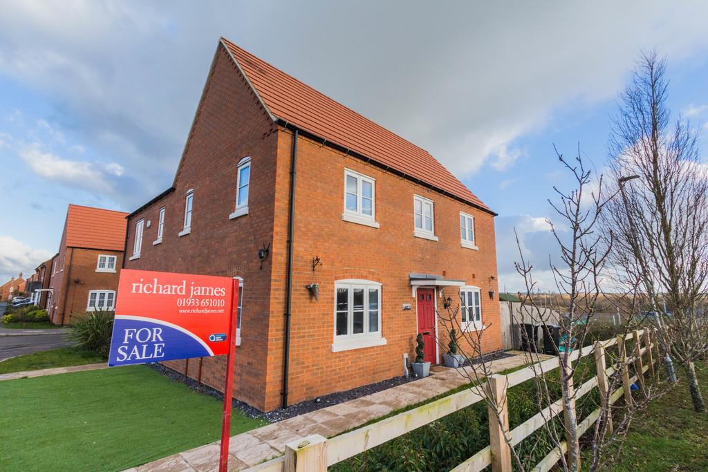 Sapphire Street, Irthlingborough NN9 3 bed semi-detached house - £270,000
