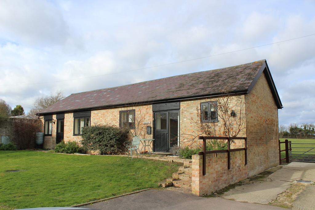 Cheyney Street, Royston SG8 2 bed barn conversion - £1,300 pcm (£300 pw)