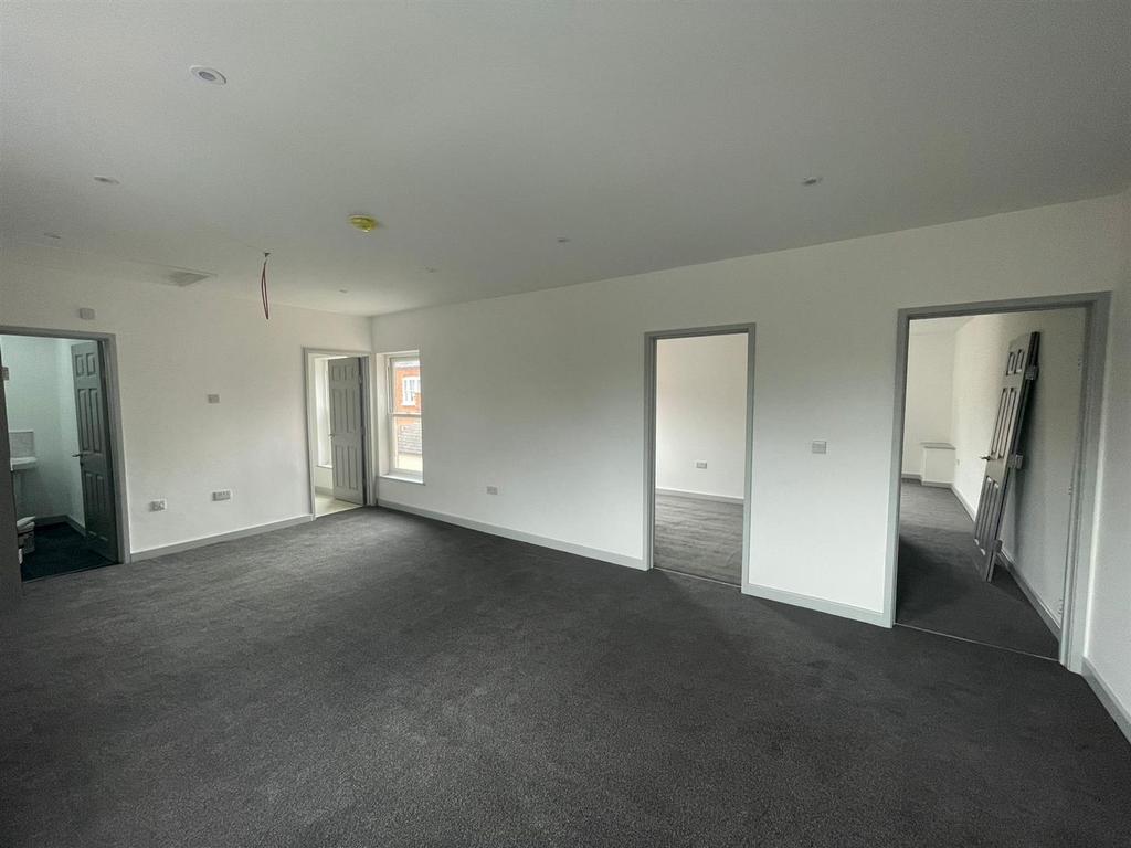 High Street, Slough SL1 2 bed flat - £1,350 pcm (£312 pw)