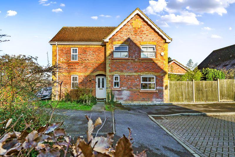 Hathaway Gardens, Basingstoke RG24 3 bed detached house - £425,000