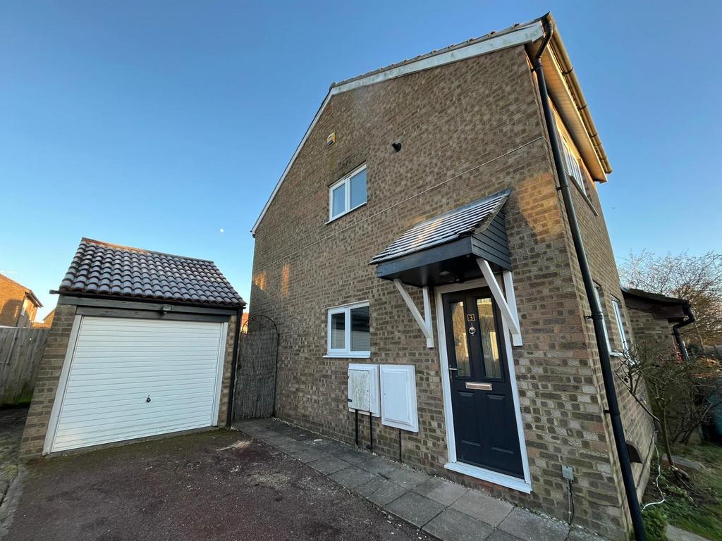 Dunstable LU5 2 bed end of terrace house - £1,200 pcm (£277 pw)
