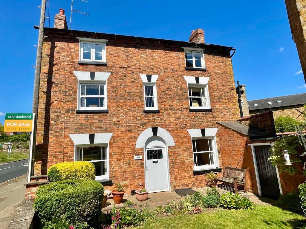 Harborough Road, Brixworth... 4 bed cottage - £330,000