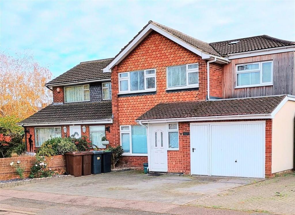 River Way, Larkfield 4 bed semi-detached house - £450,000