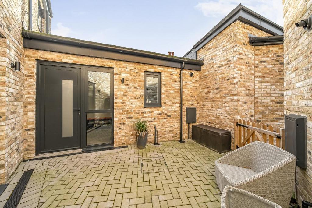 Scrooby Street, Catford, London, SE6 2 bed end of terrace house for ...