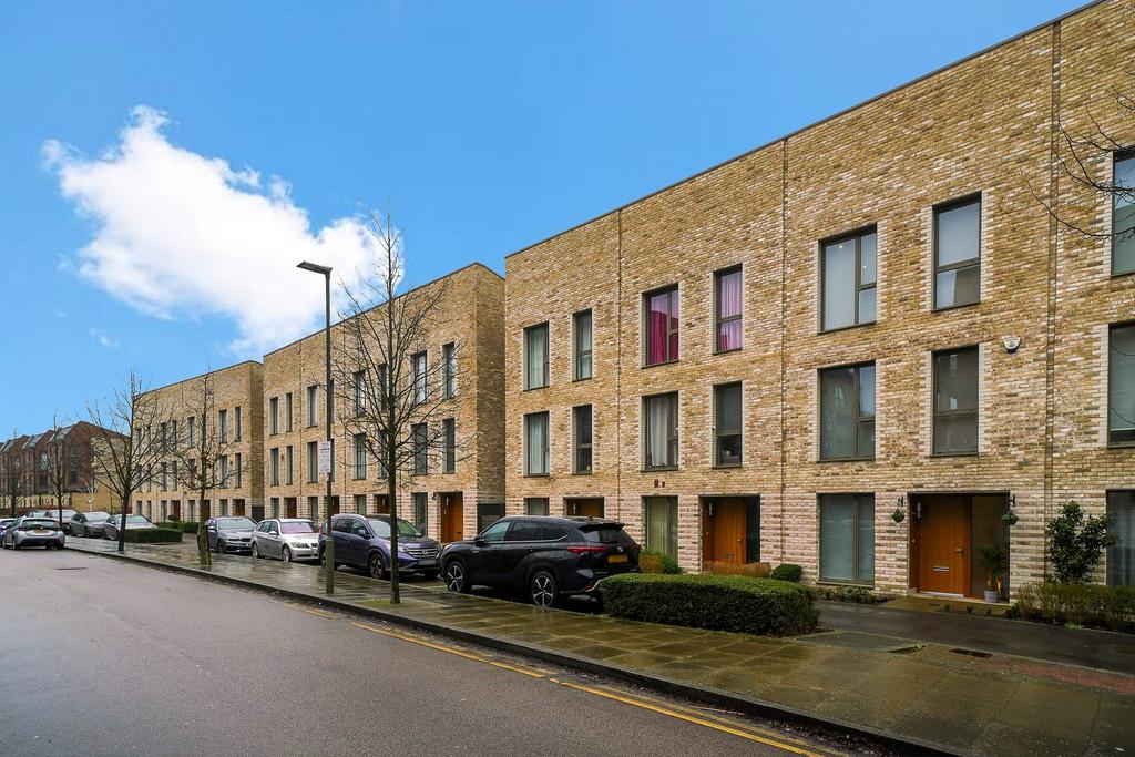 Lacey Drive, Edgware, HA8 4 bed townhouse for sale - £699,995