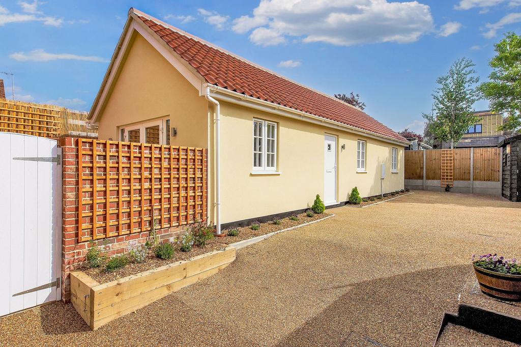 High Street, Hadleigh, IP7 2 bed detached bungalow - £265,000