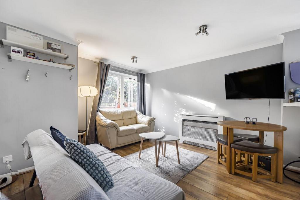 Bywater Place, Rotherhithe, London, SE16 1 bed flat - £300,000