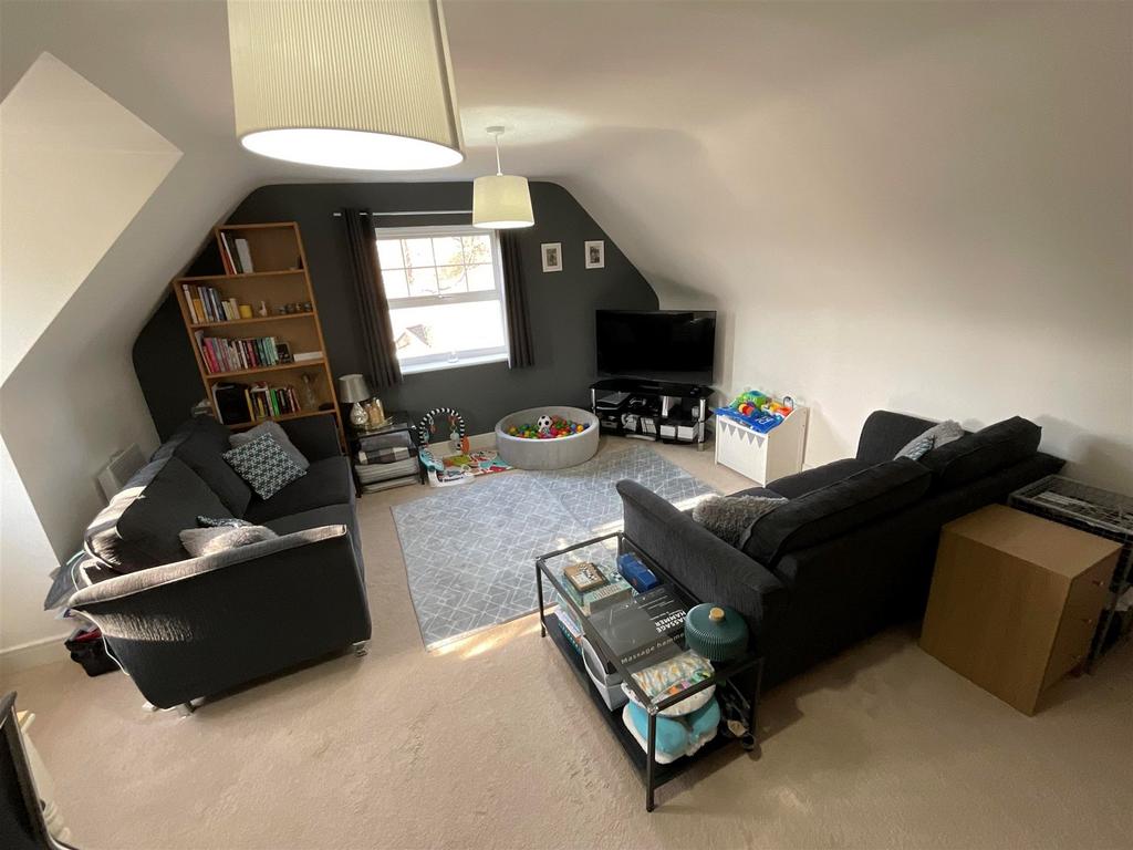Jacobs Court, Crawley RH10 2 bed apartment - £185,500