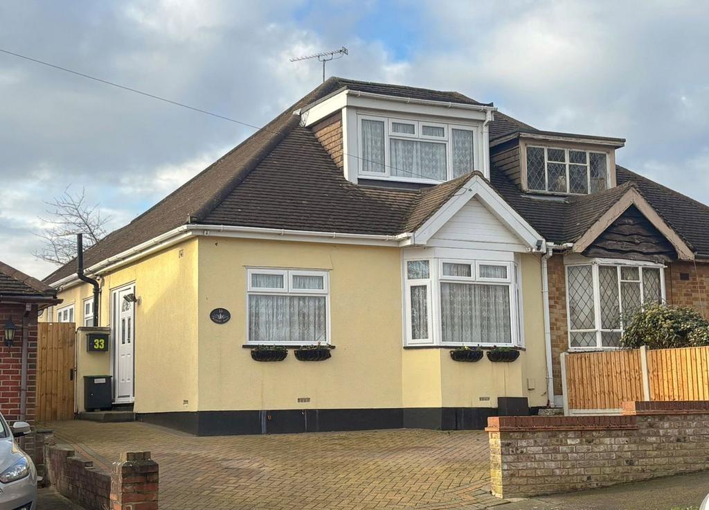 Merlin Road, Romford RM5 4 bed chalet - £475,000