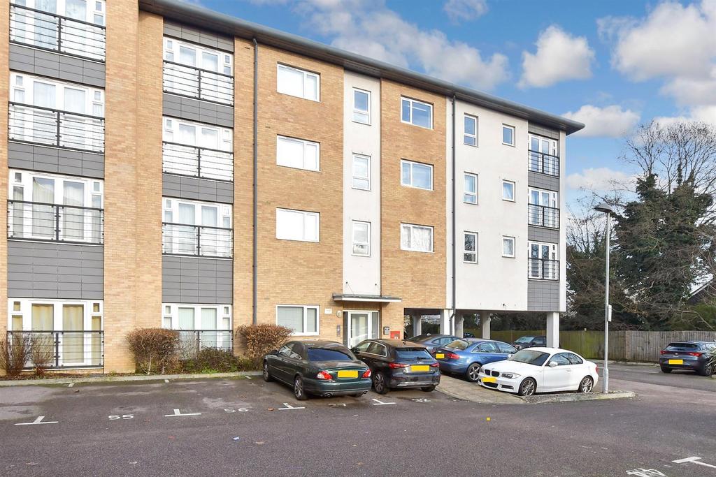 Pine Court, Basildon SS14 2 bed flat - £152,000