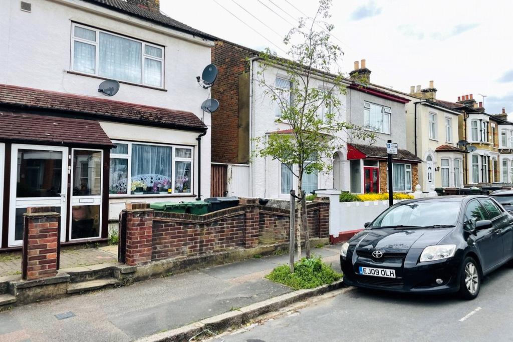 Salisbury Road, Walthamstow, E17 2 bed flat - £1,600 pcm (£369 pw)
