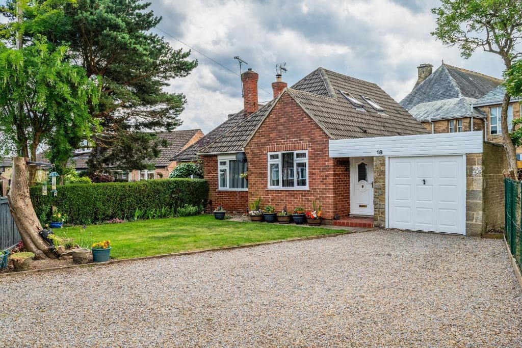 Hillbank Grove, Harrogate HG1 4EA 4 bed semi-detached bungalow - £425,000
