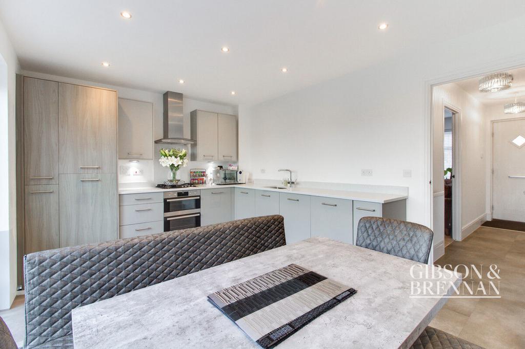 Dixon Link, Basildon, SS16 3 bed semi-detached house - £475,000