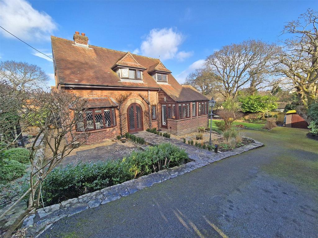 Dilly Lane, Barton on Sea, New... 3 bed detached house for sale - £775,000