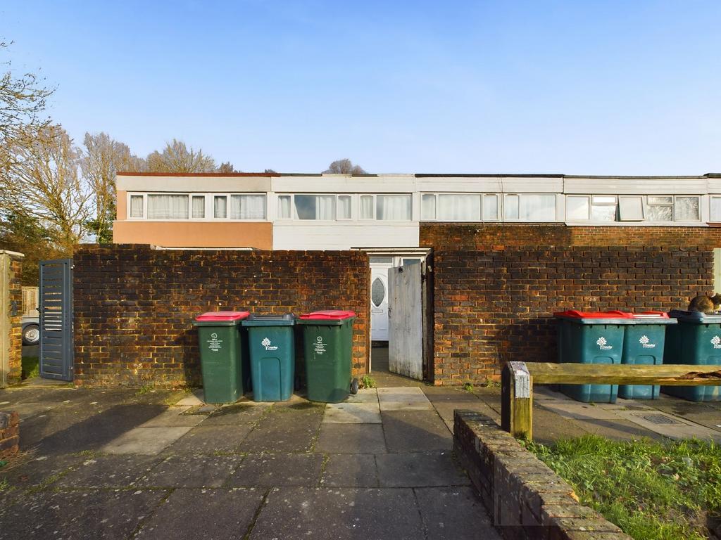 Stonecrop Close, Crawley RH11 4 bed terraced house - £325,000