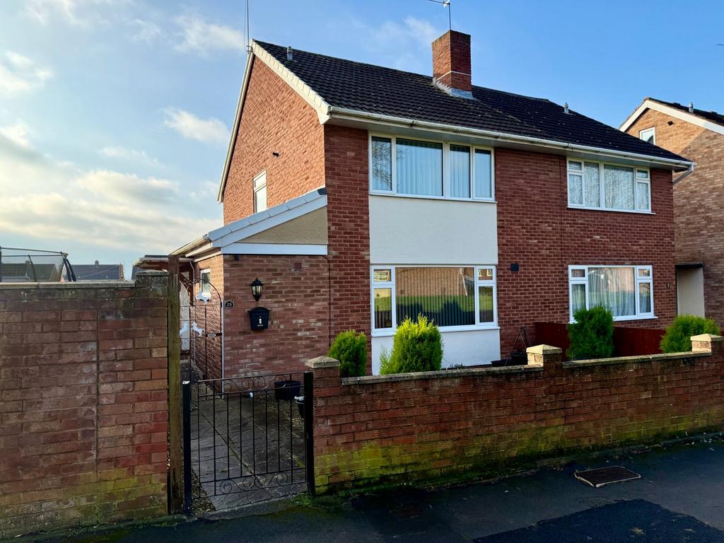 Coniston Walk, Hereford, HR4 3 bed semi-detached house - £275,000