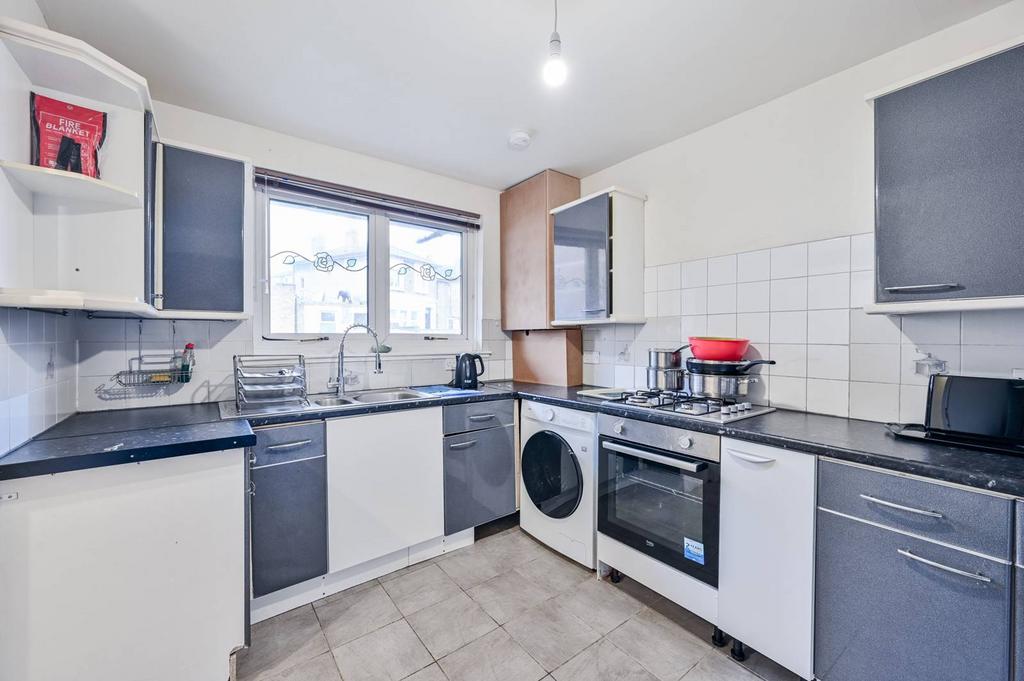 Eglinton Road, Woolwich, London, SE18 2 bed maisonette - £2,000 pcm (£ ...