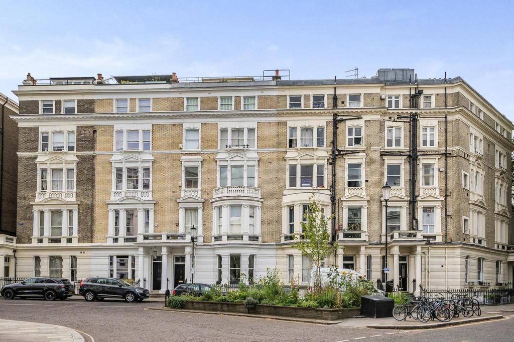 Stanley Crescent, Notting Hill 2 bed flat - £1,100,000