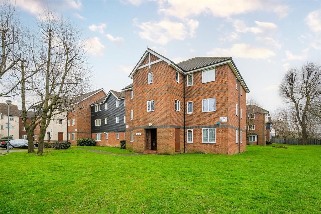 Mandeville Court, Chingford 2 bed flat - £1,550 pcm (£358 pw)