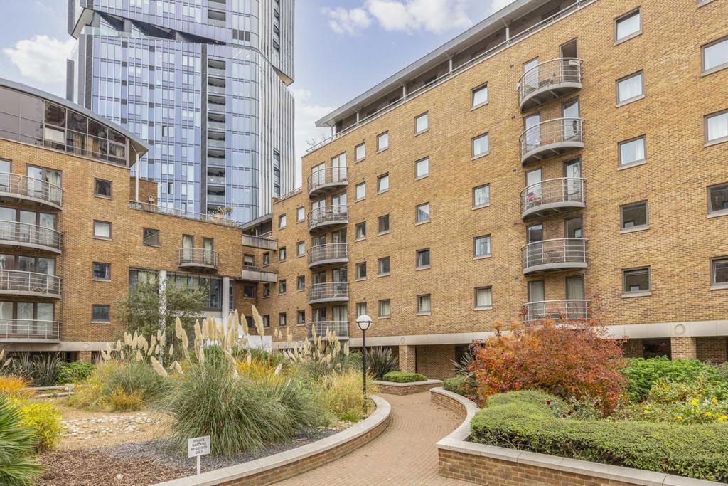Meridian Place, London E14 2 bed flat to rent - £2,496 pcm (£576 pw)