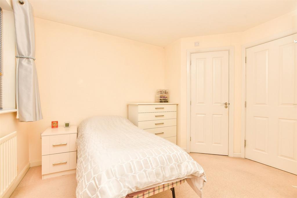 Oakhill Chase, Crawley RH10 4 bed townhouse for sale - £330,000