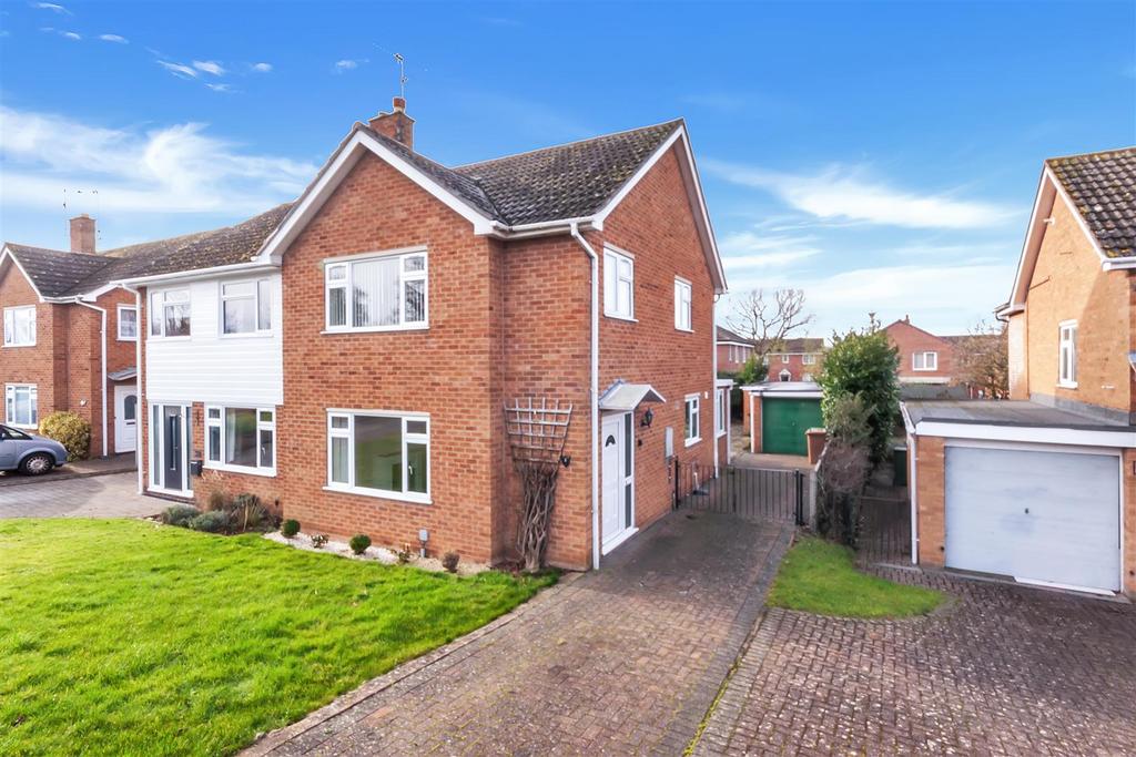 Oak Close, Badsey, Evesham 3 bed semi-detached house for sale - £325,000