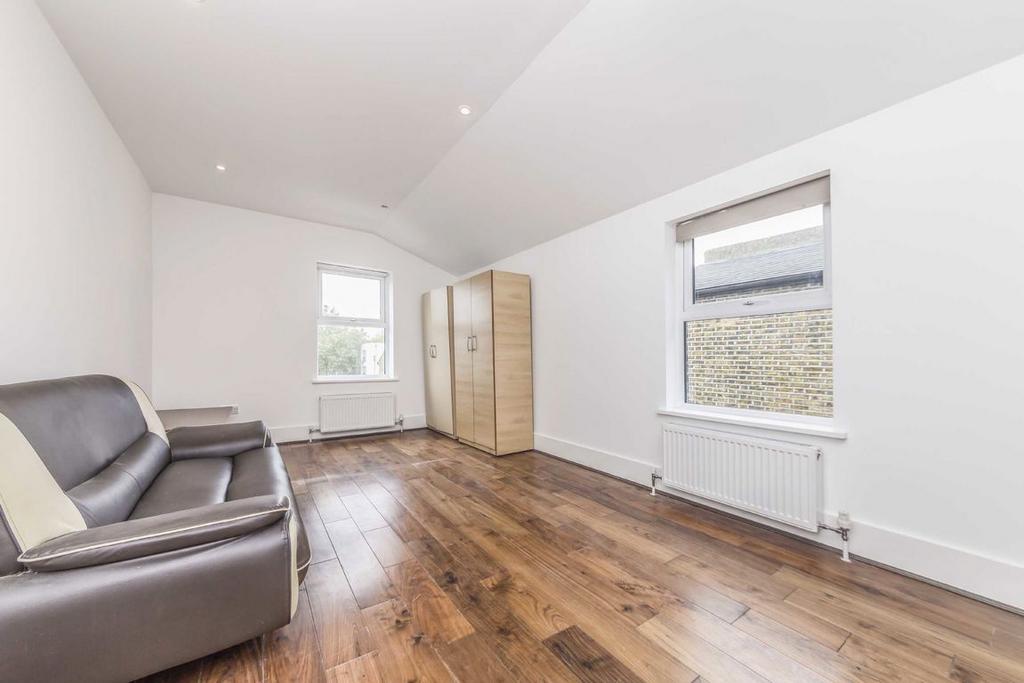 Morrish Road, London SW2 3 bed flat - £2,550 pcm (£588 pw)