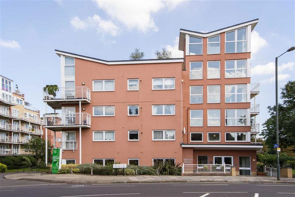 Manor Road, Teddington TW11 2 bed flat - £2,250 pcm (£519 pw)