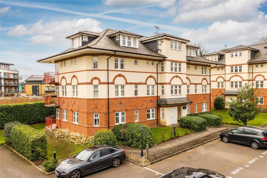 Claremont Avenue, Woking GU22 2 bed flat - £1,800 pcm (£415 pw)