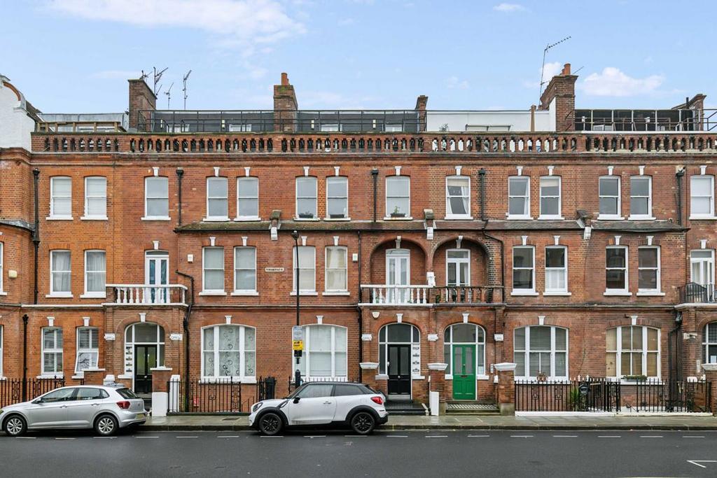 Perham Road, London W14 2 bed flat - £475,000